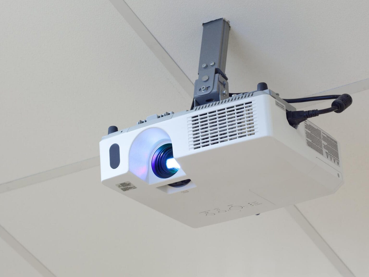 Golf Simulator Projectors | Are the Cheap Models Functional?